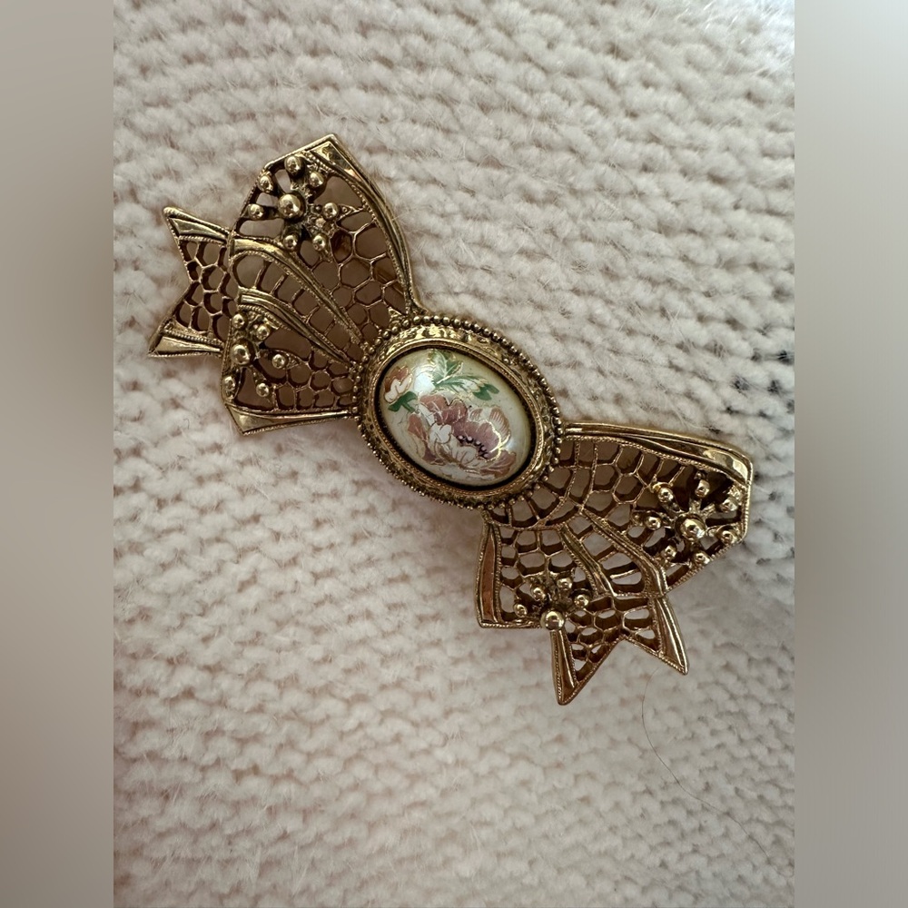 Vintage 1928 Victorian Filigree Gold Tone Bow Pin - Gem